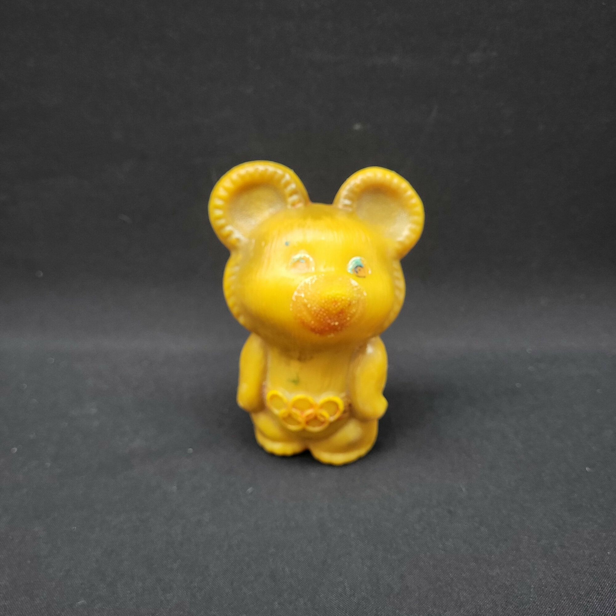 Игрушка резиновая винтажная, СССР. Фигурка мышонка с олимпийской эмблемой, желтая