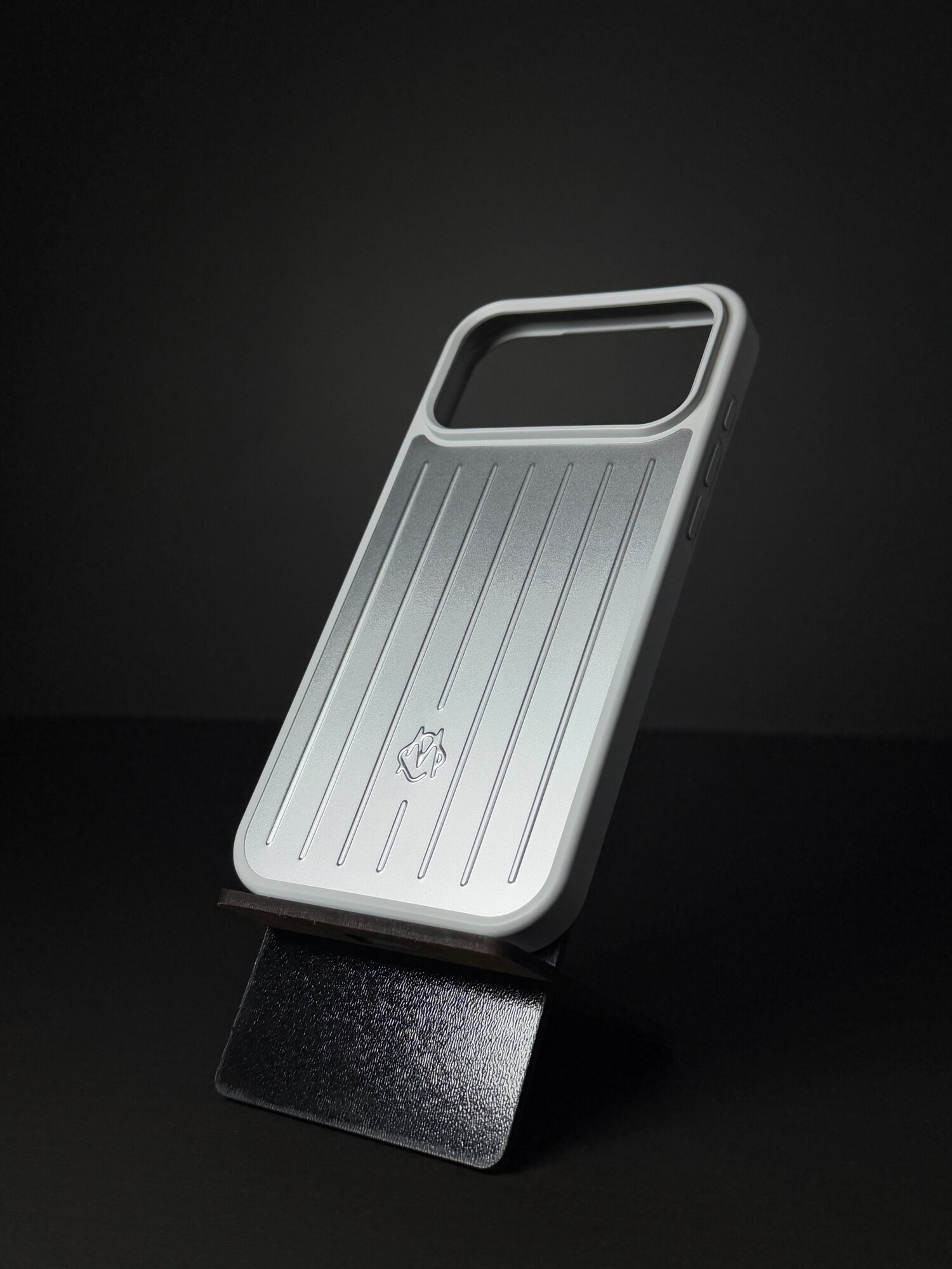 Чехол Rimowa Айфон 17 Про Макс / чехол Rimowa iPhone 17 Pro Max, серебристый