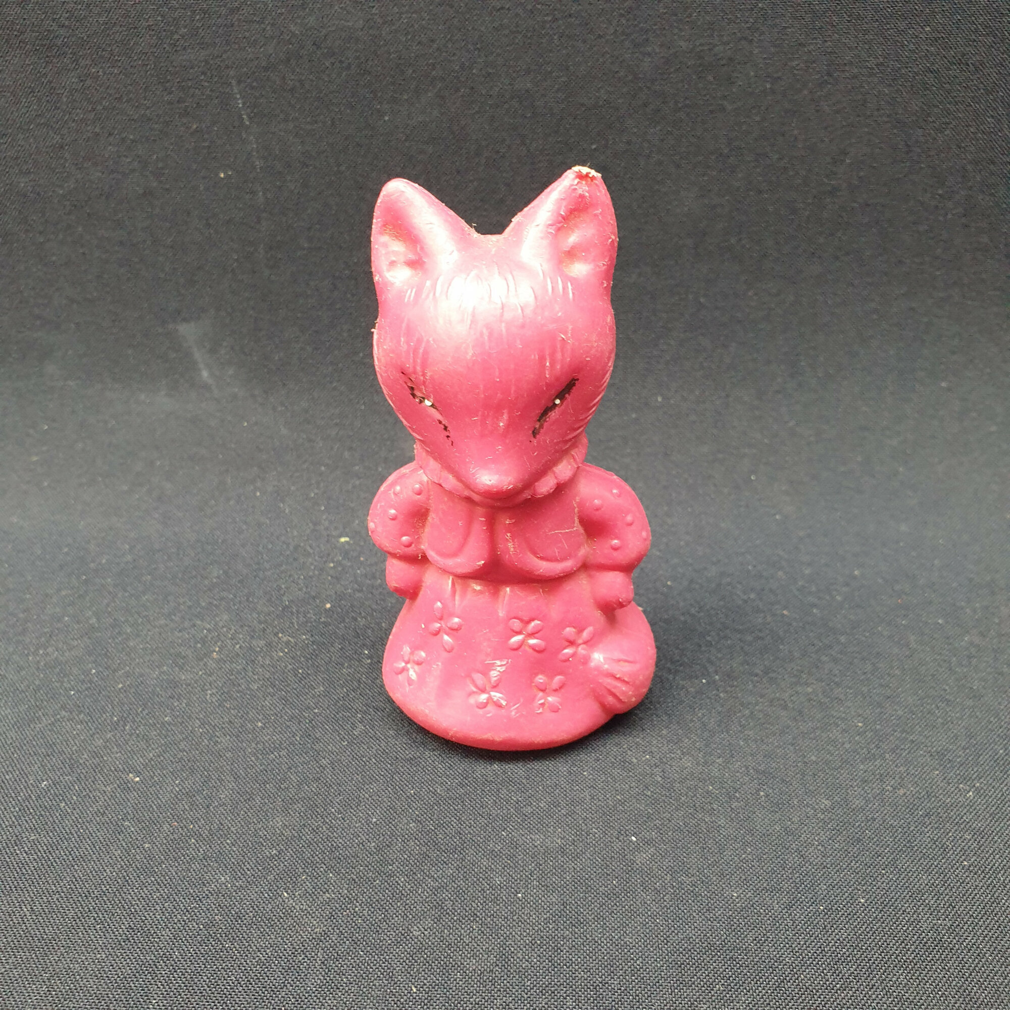 Игрушка винтажная, СССР. Пластмассовая фигурка лисы в платье, высота 9 см