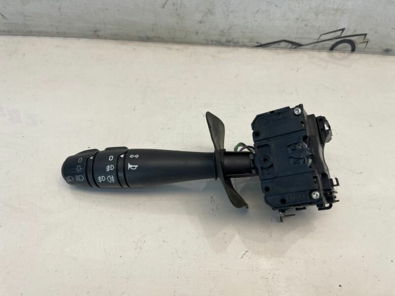 Переключатель поворотов Renault Duster 2014 9010576681 HSM F4RA400 (с пробегом)