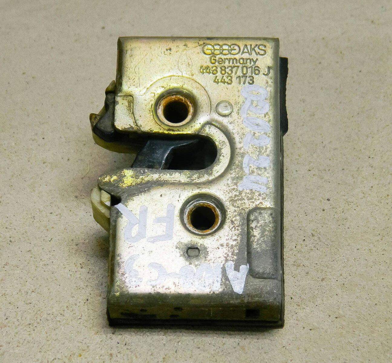 Замок двери передней правой Audi 100 C3
