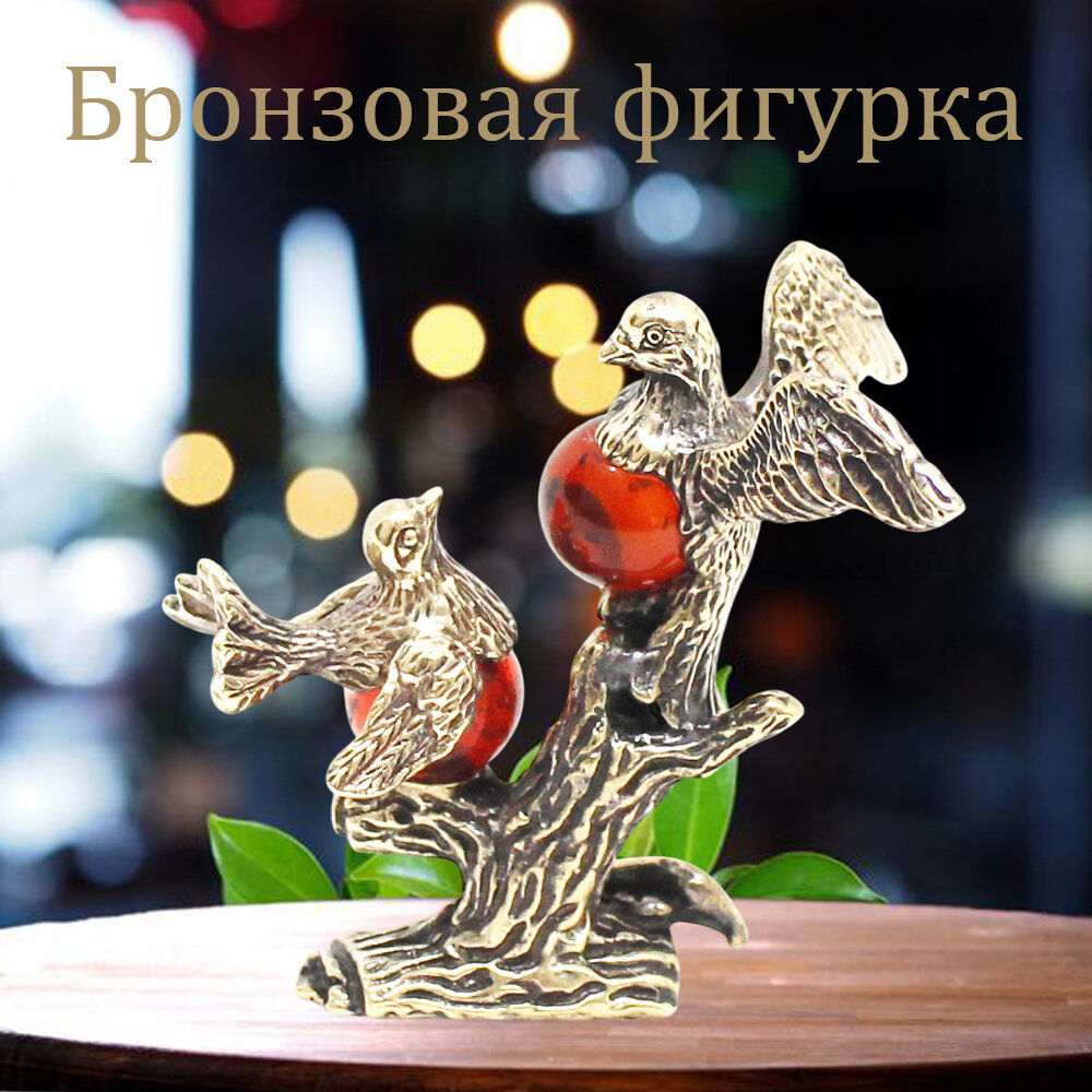 Фигурка из бронзы ручной работы "Пара голубей", с янтарем