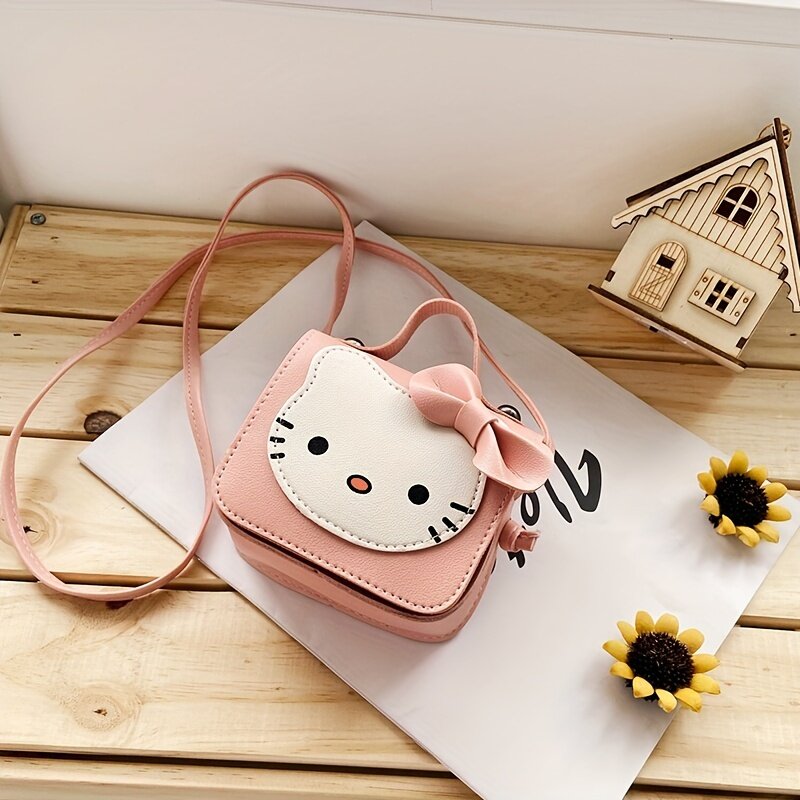 Мини-рюкзак Sanrio Hello Kitty – милая сумка-кроссбоди с изображением Hello Kitty и фирменным логотипом, сумочка с регулируемым ремешком, застежкой на кнопку, подлежит ручной стирке и является аксессуаром.