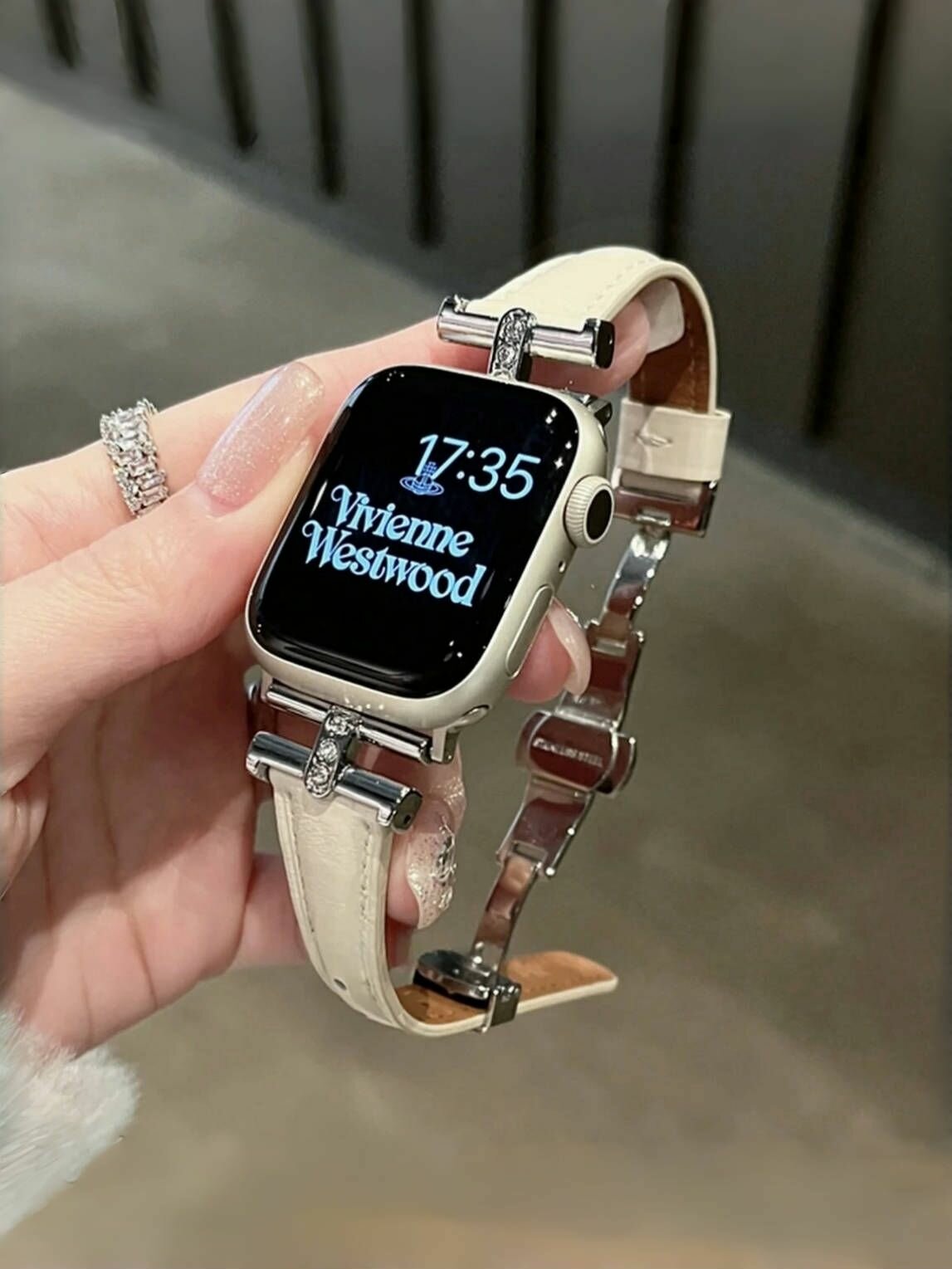 Кожаный ремешок для Apple Watch 10-11 46 мм/ Series 1-9, SE, Ultra 1 и 2, 42 мм, 44 мм, 45 мм, 49 мм/ SE 3 44мм, со стразами, Celine