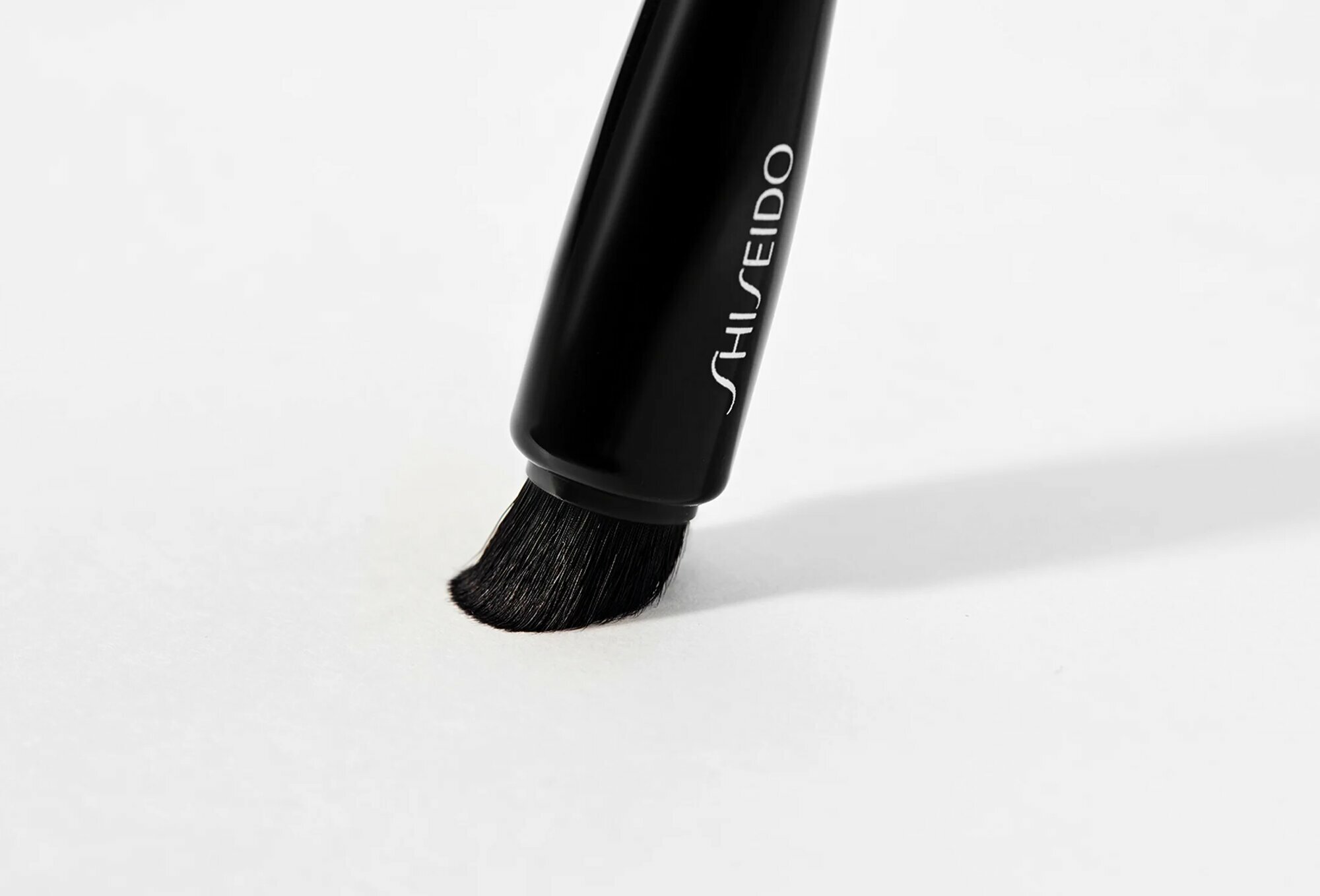 Кисть для консилера Shiseido Tsutsu Fude, для лица, форма пучка круглая, заостренная