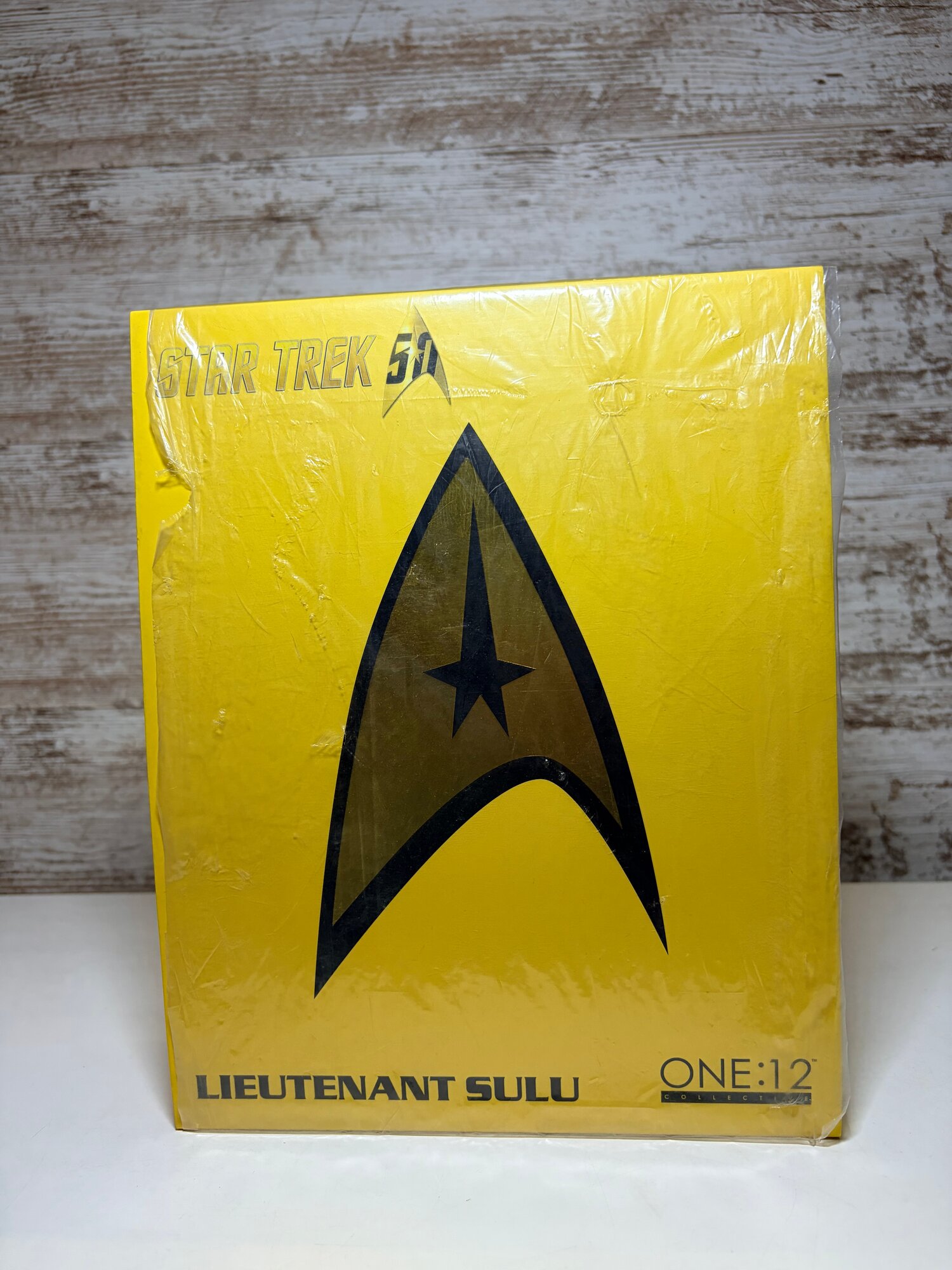 Коллекционная фигурка Хикару Сулу Star Trek Lieutenant Hikaru Sulu 18 см, масштаб 1:12, One:12 Collective, Mezco Toyz