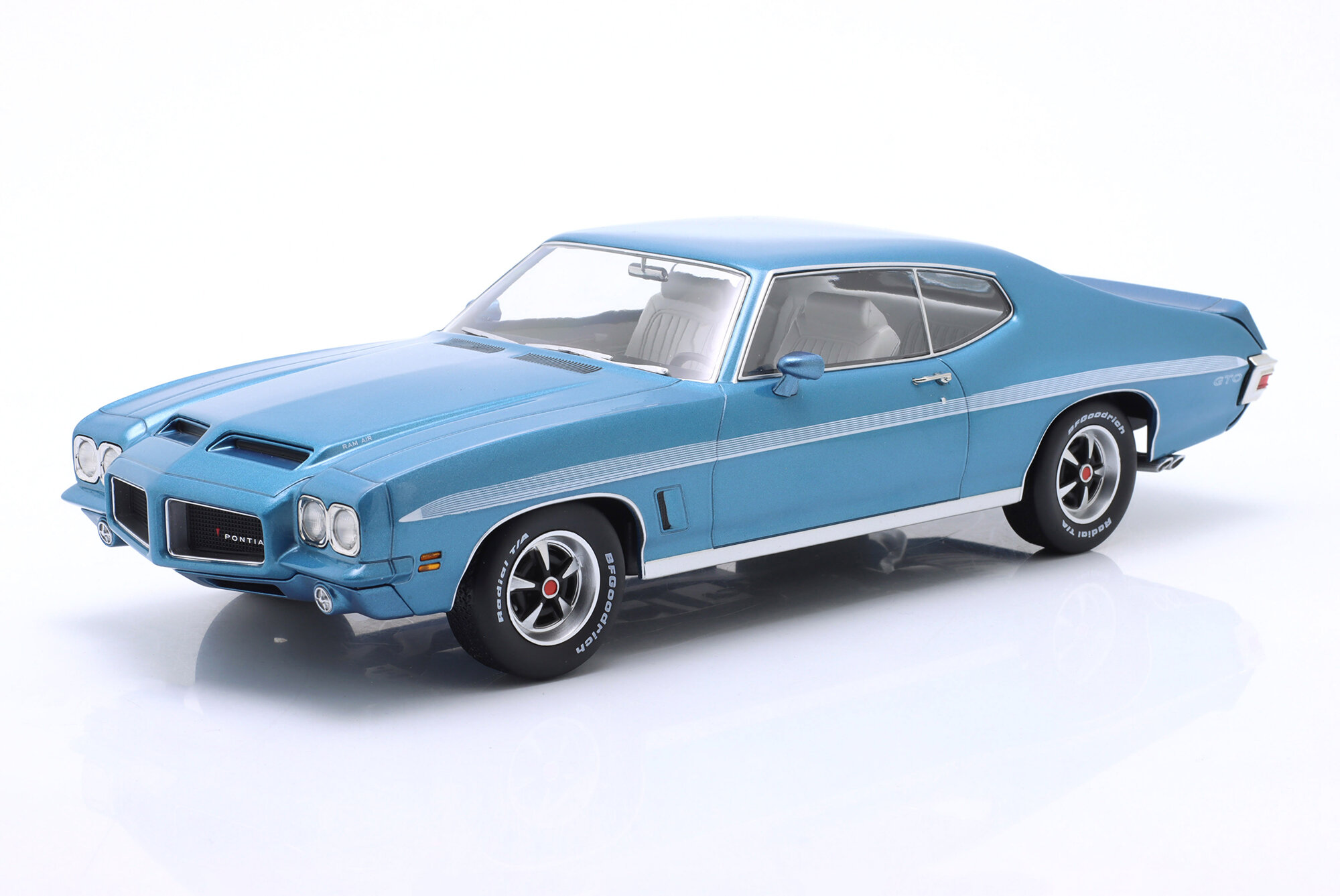 Модель коллекционная KK-SCALE Pontiac lemans gto 1972 lightblue-metallic