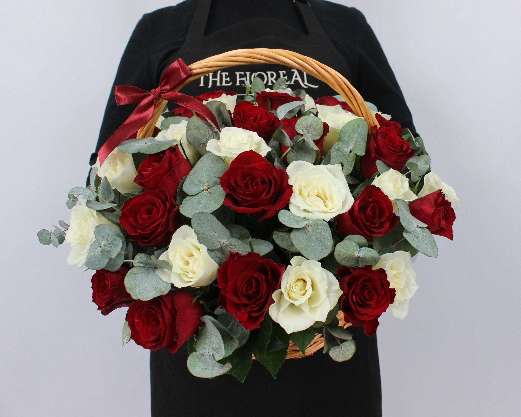 Композиция в корзине THE FLOREAL "Белые и красные розы", 35 штук, с эвкалиптом