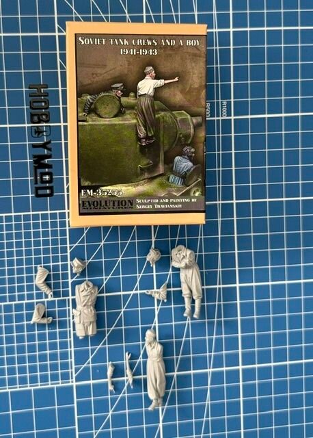 EM-35255 Фигурки для самостоятельной росписи 1:35 Soviet tank crews and a boy 1941 - 1943