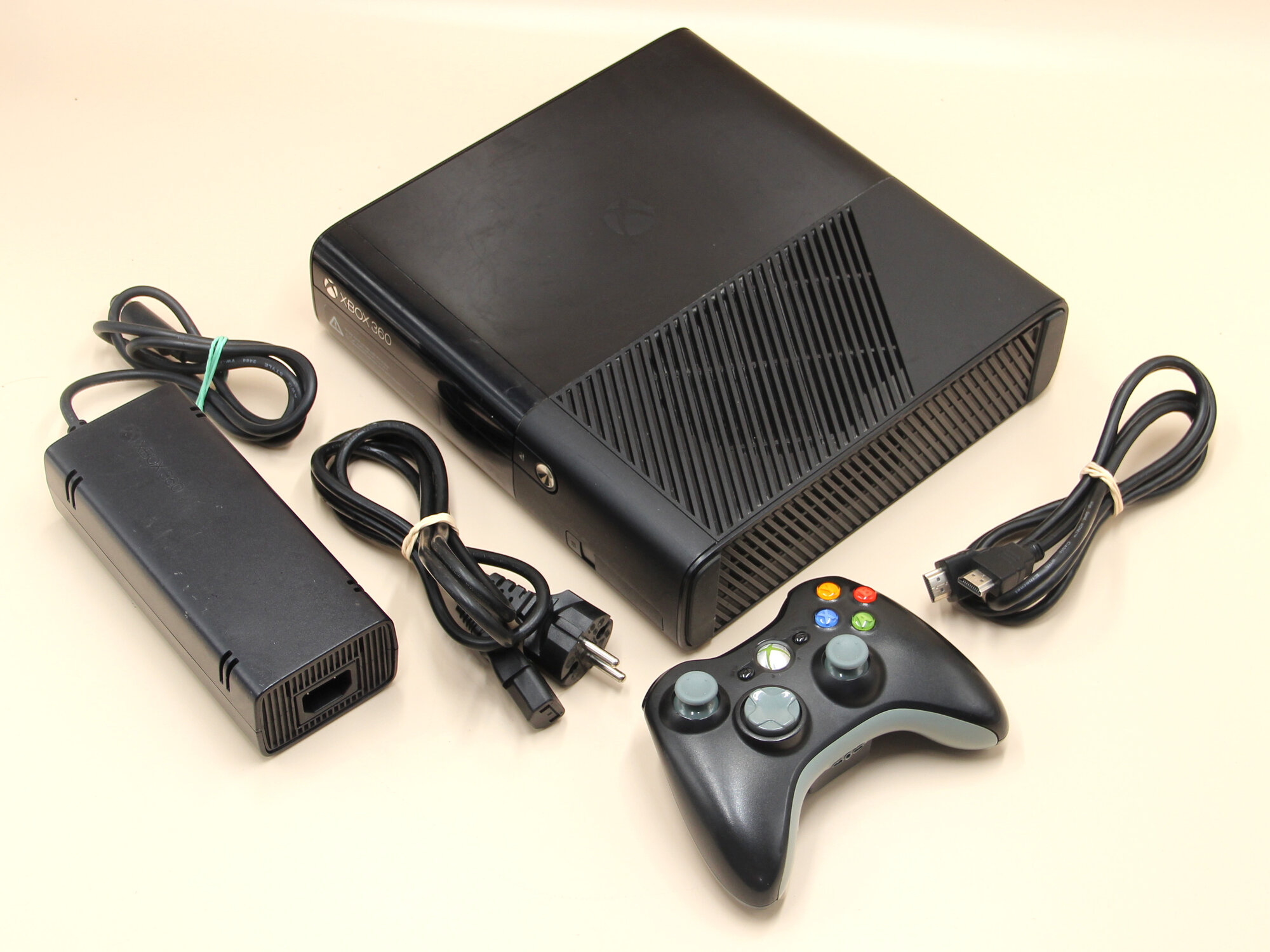 Игровая приставка Xbox 360 E 250 Gb С играми