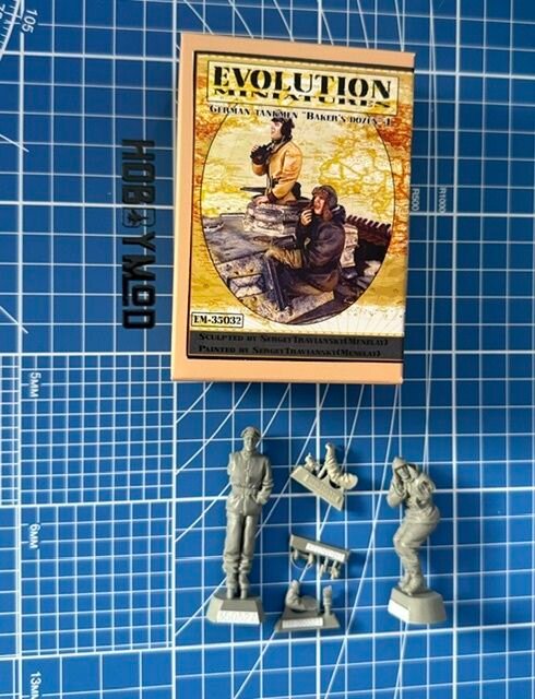EM-35032 Фигурка для самостоятельной росписи 1:35 German Tankman Bakers dozen-1