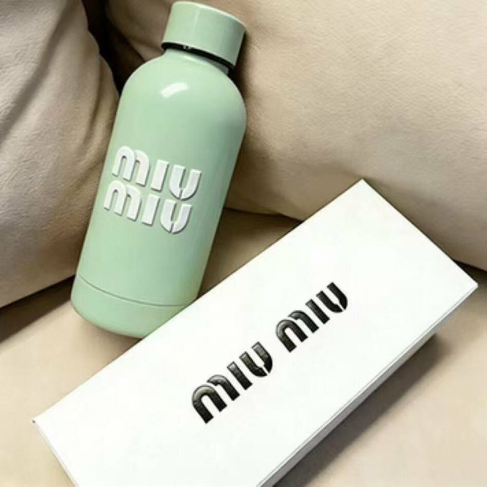 Стильная термобутылка для воды Miu, с вакуумной изоляцией, доступна в различных мягких и ярких цветах.