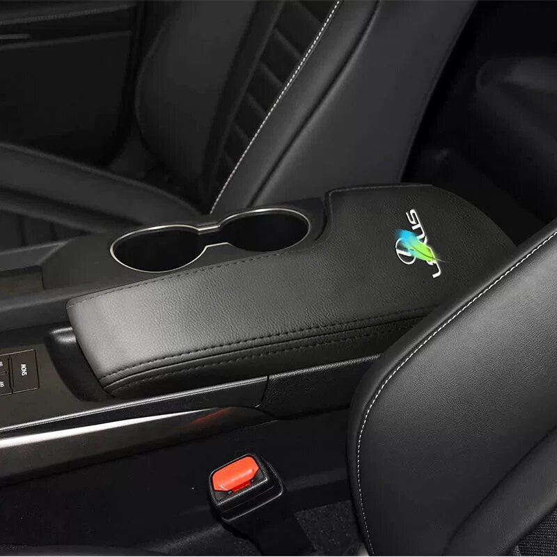 Коврик для центральной консоли Lexus IS 2013-2020 из черной кожи с черной нитью, с белым логотипом, премиум аксессуар