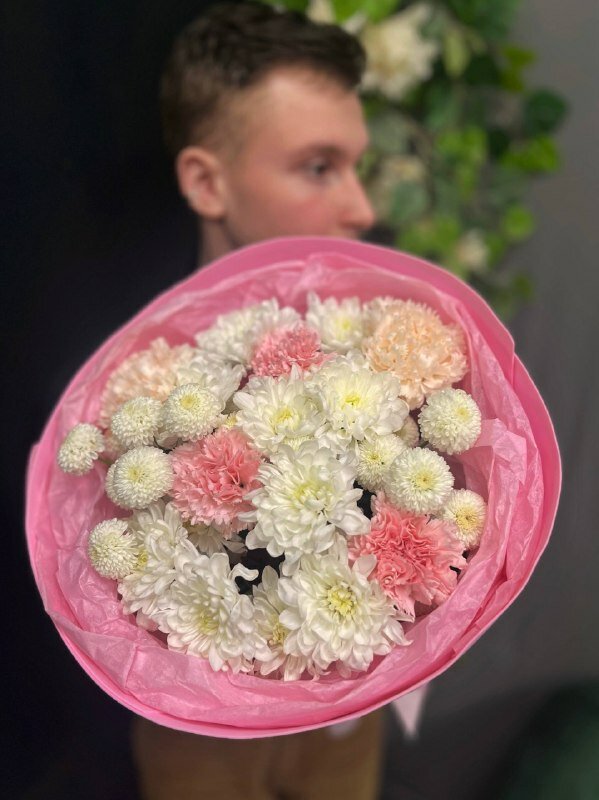 Букет из кустовых хризантем и гвоздик в розовом фоамиране с тишью