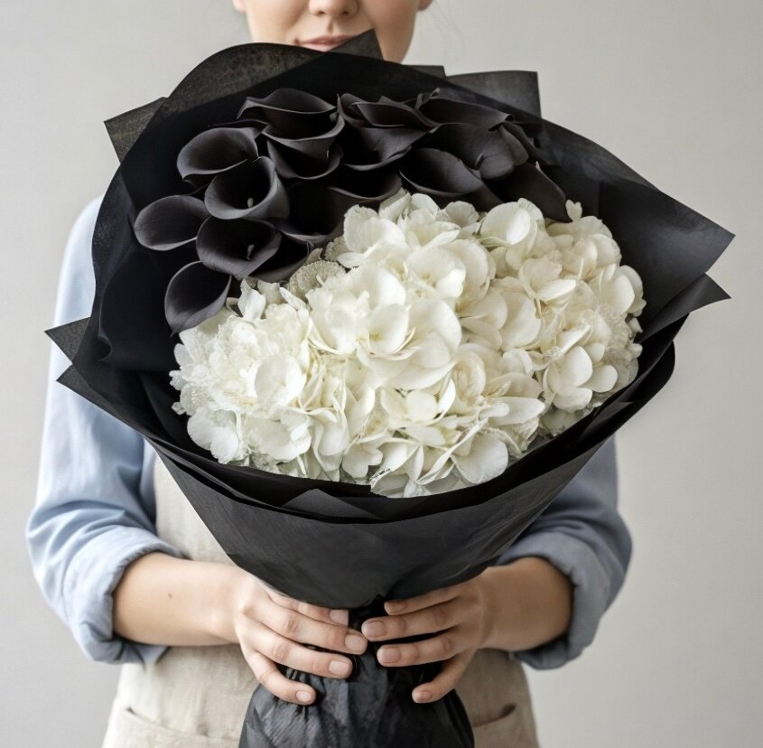 Контрастный букет с черными каллами и белой гортензией в черной упаковке премиум