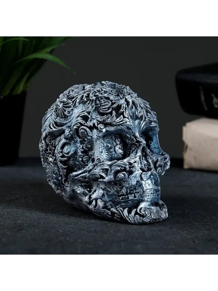 Декоративный череп из гипса с эффектом состаренного серебра