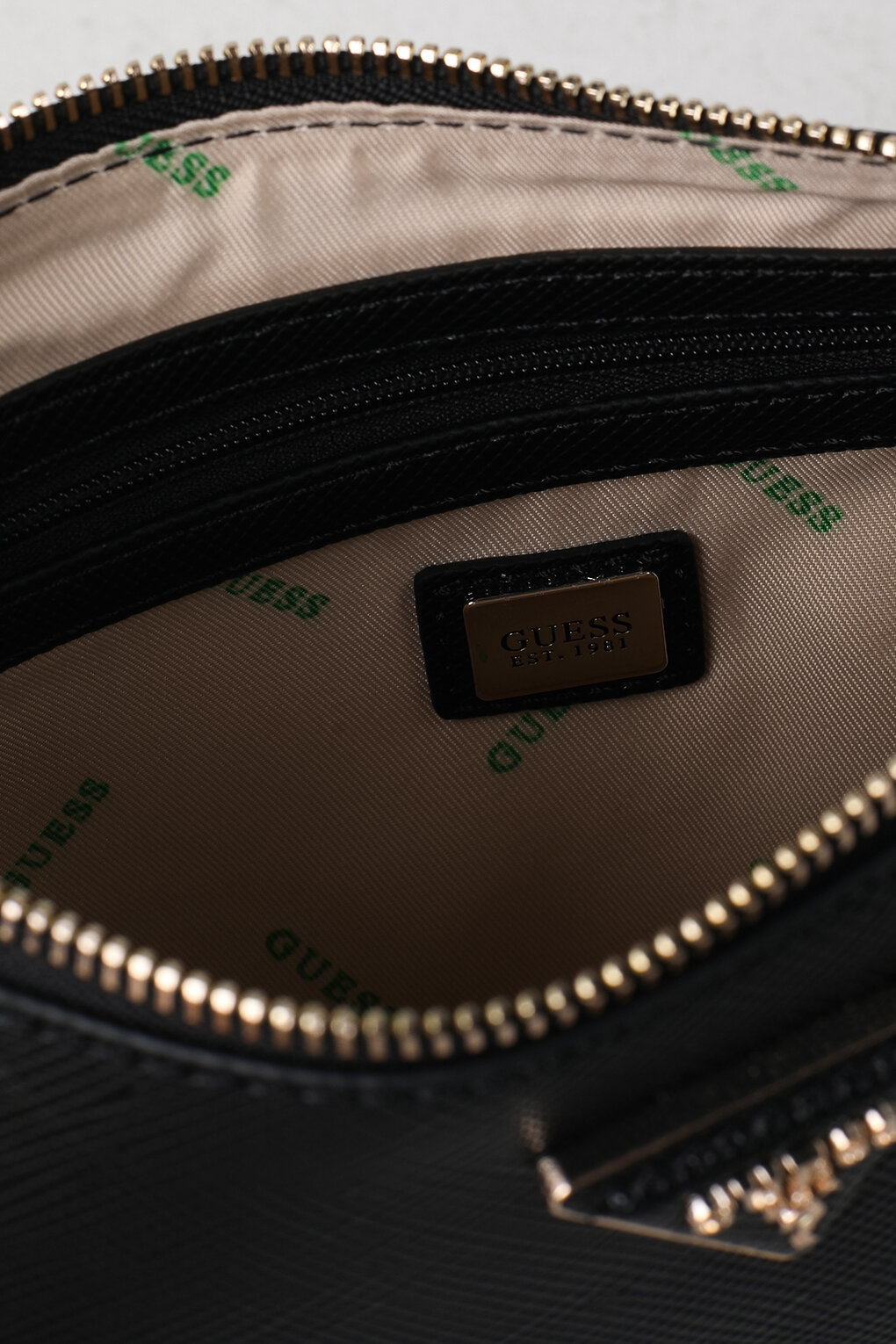 Сумка хобо GUESS, черный — фото 1