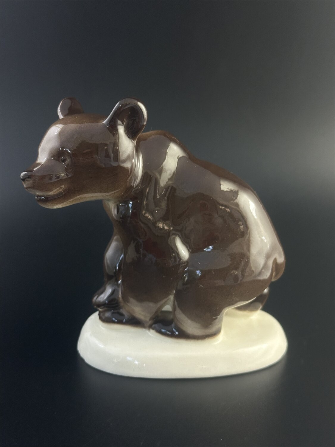 Статуэтка «Медвежонок присевший», фарфор, ЛФЗ, СССР, 1950-е гг.