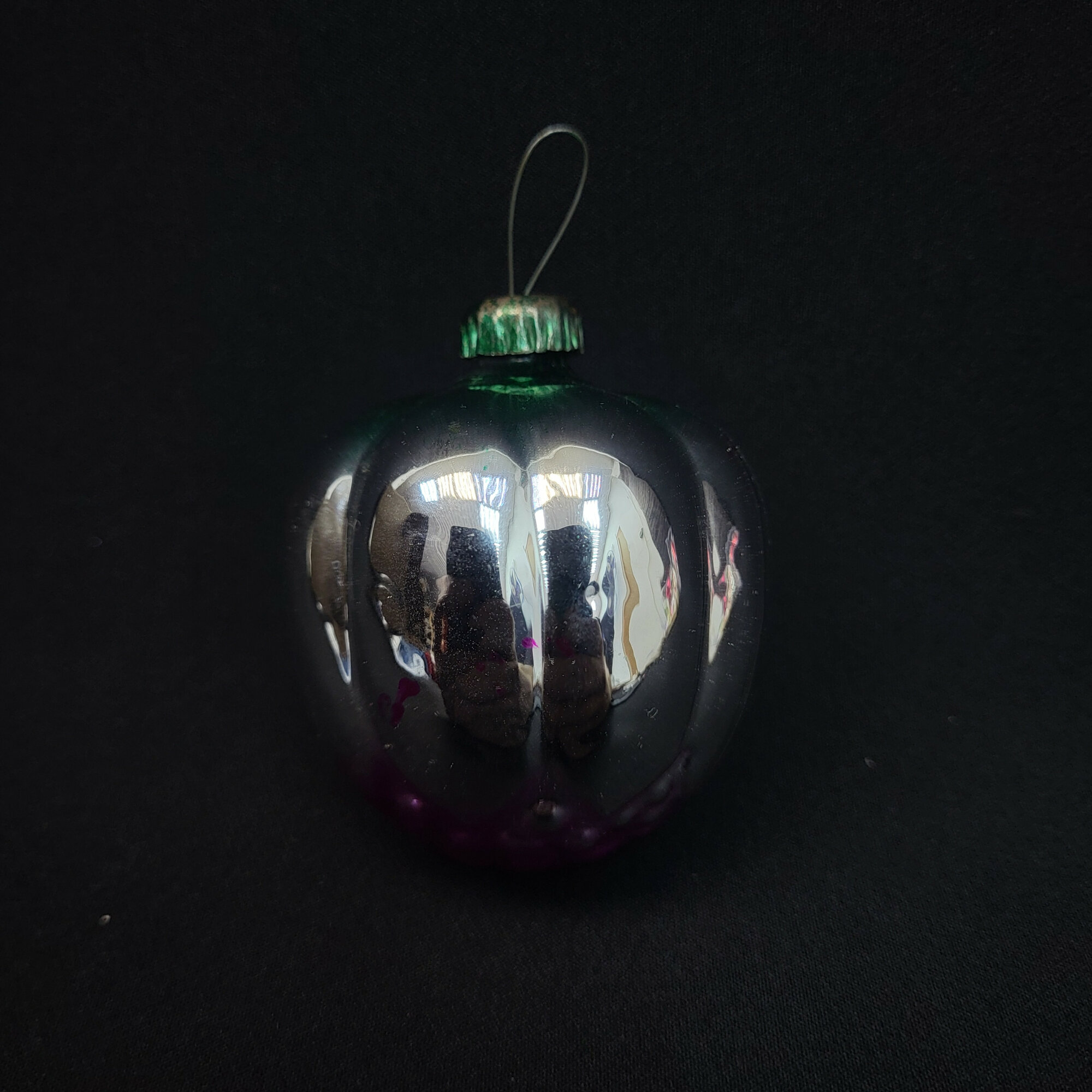 Елочная игрушка винтажная, СССР. Стеклянная фигурка овоща, рельефная, зеленая с розовым