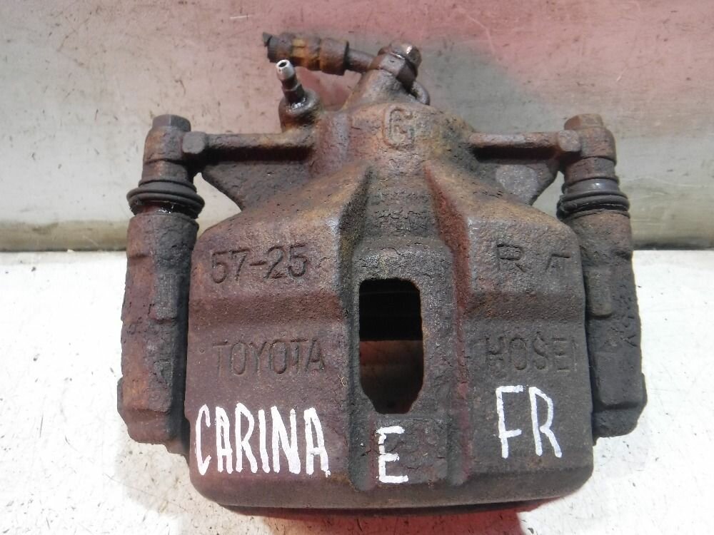 Суппорт передний правый Toyota Carina E