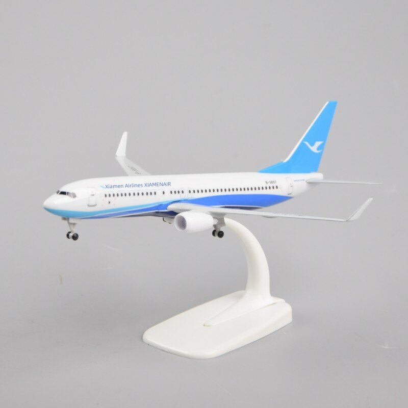 Статическая модель самолета Боинг 737 авиакомпании Сямэнь 20 см из сплава с колесами для настольного размещения