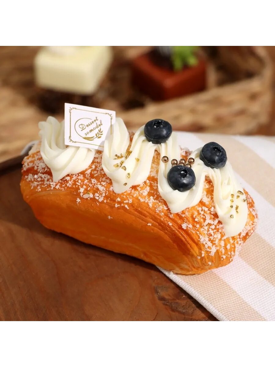 Реалистичная игрушка булочка со сливками