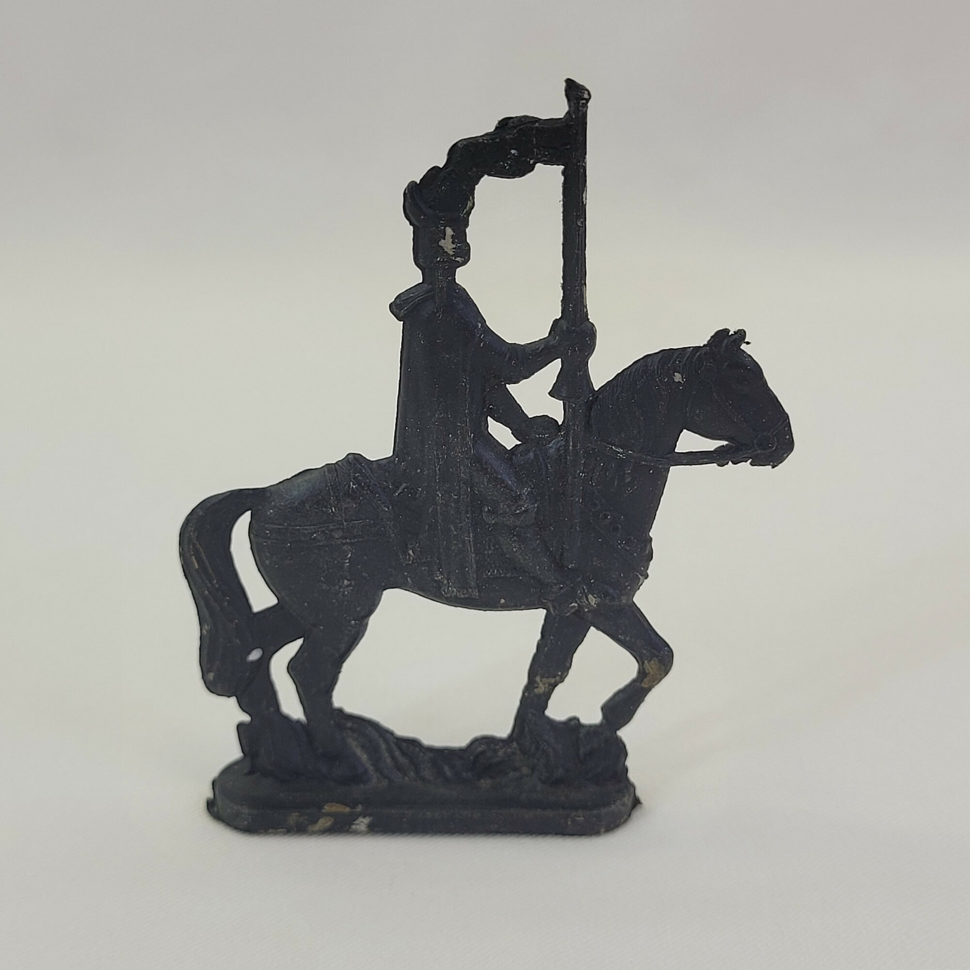 Фигурка всадника винтажная, СССР. Конный воин с флагом на подставке для игры и декораций