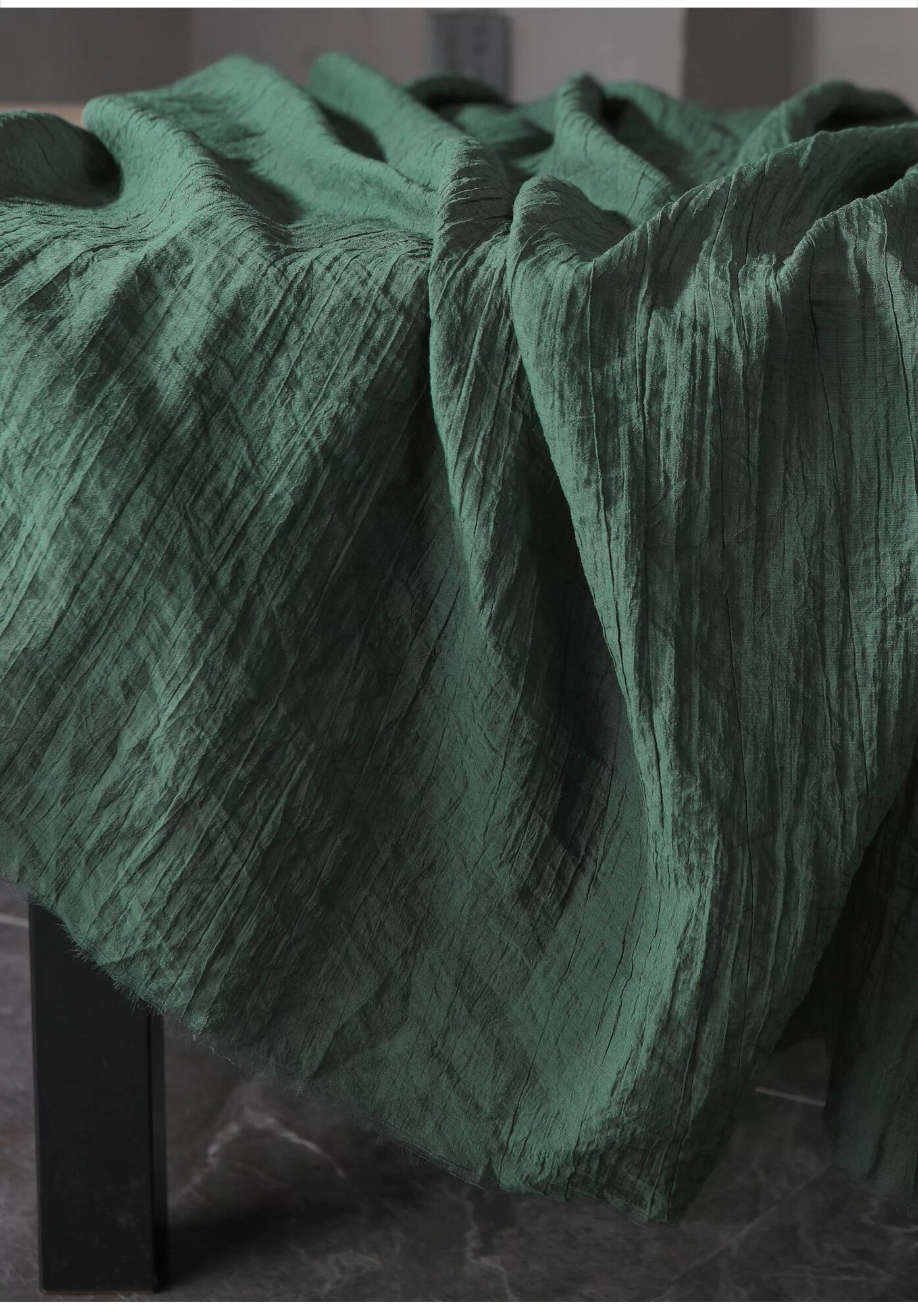 Темно-коричневая ткань из вискозы и хлопка с рельефной текстурой и мягким драпированием, плиссированная основа для