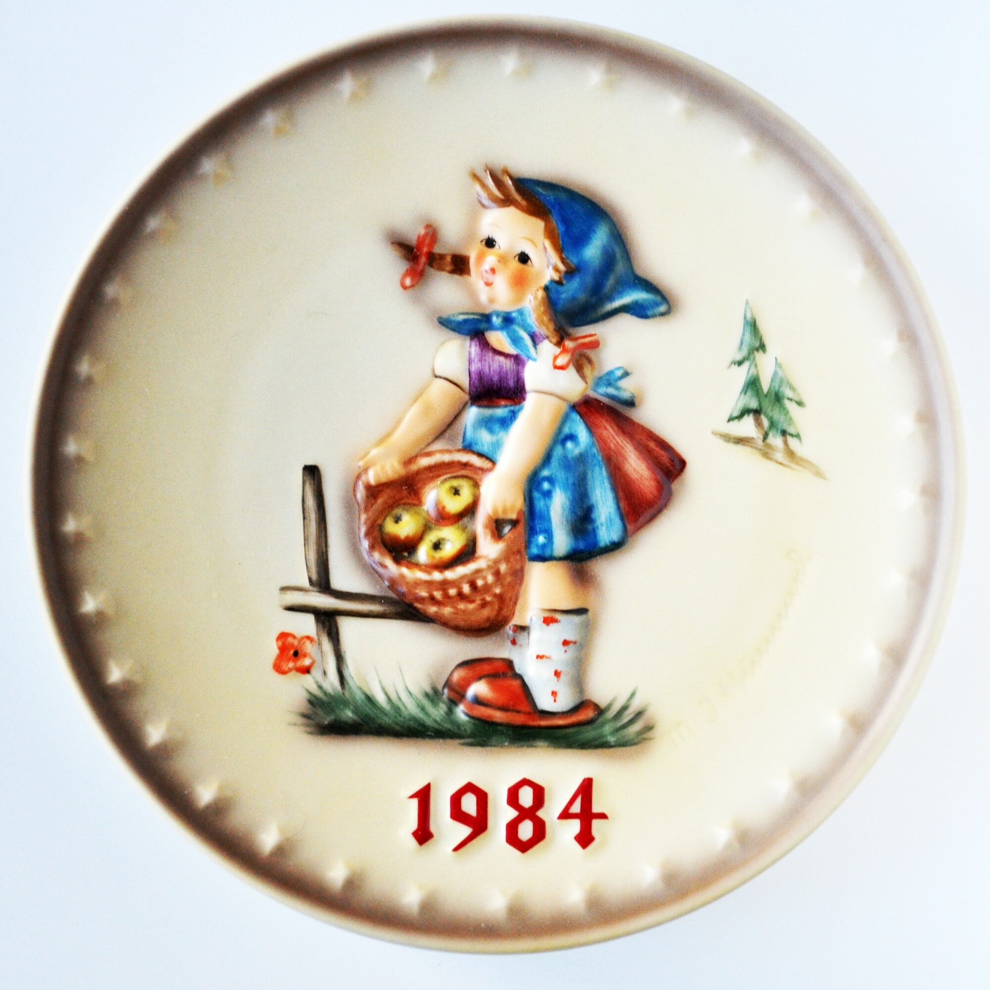Винтаж. Настенная коллекционная тарелка "Девочка с корзинкой". Фарфор, деколь. Германия, Goebel-Hummel, 1984 год.