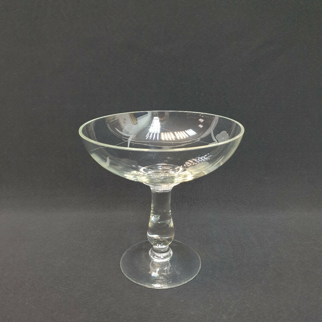 Винтажная ваза на ножке 19 см стекло резка СССР