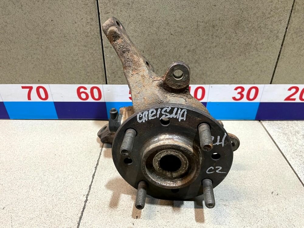 Кулак передний правый Mitsubishi Carisma