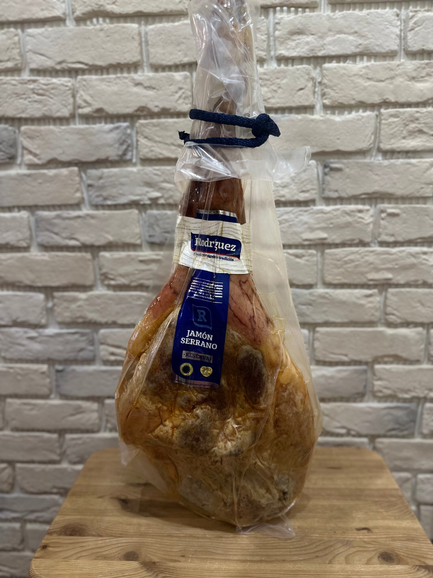 Jamón Serrano Rodriguez Reserva — выдержанный испанский хамон премиального качества