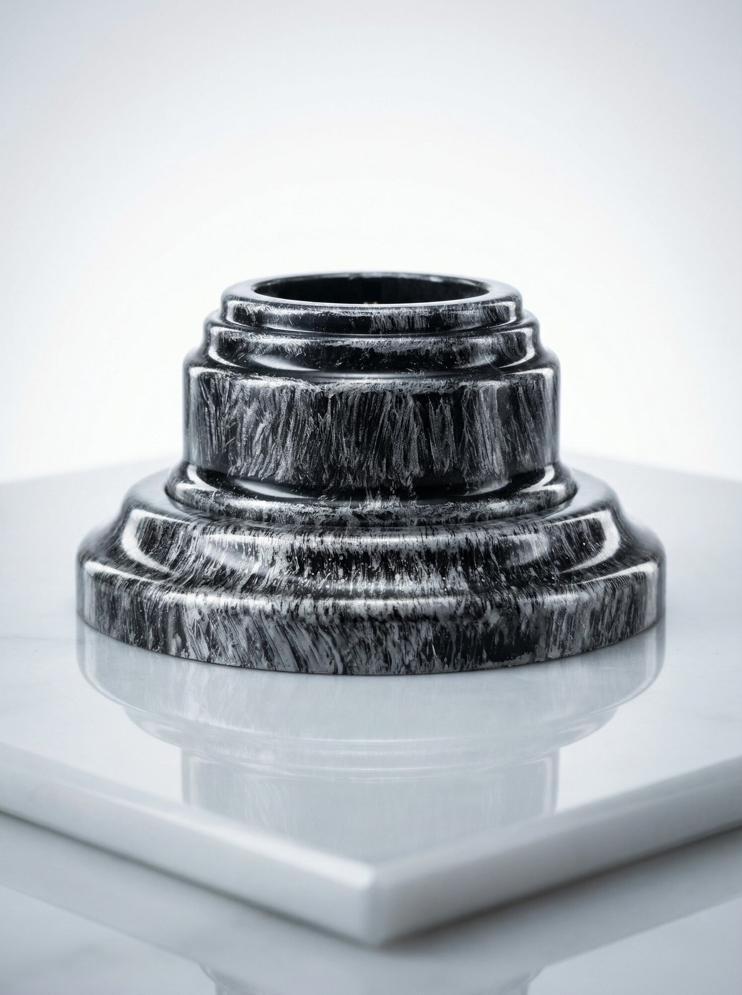 Розетка с заземляющим контактом с декоративной рамкой, цвет серебро