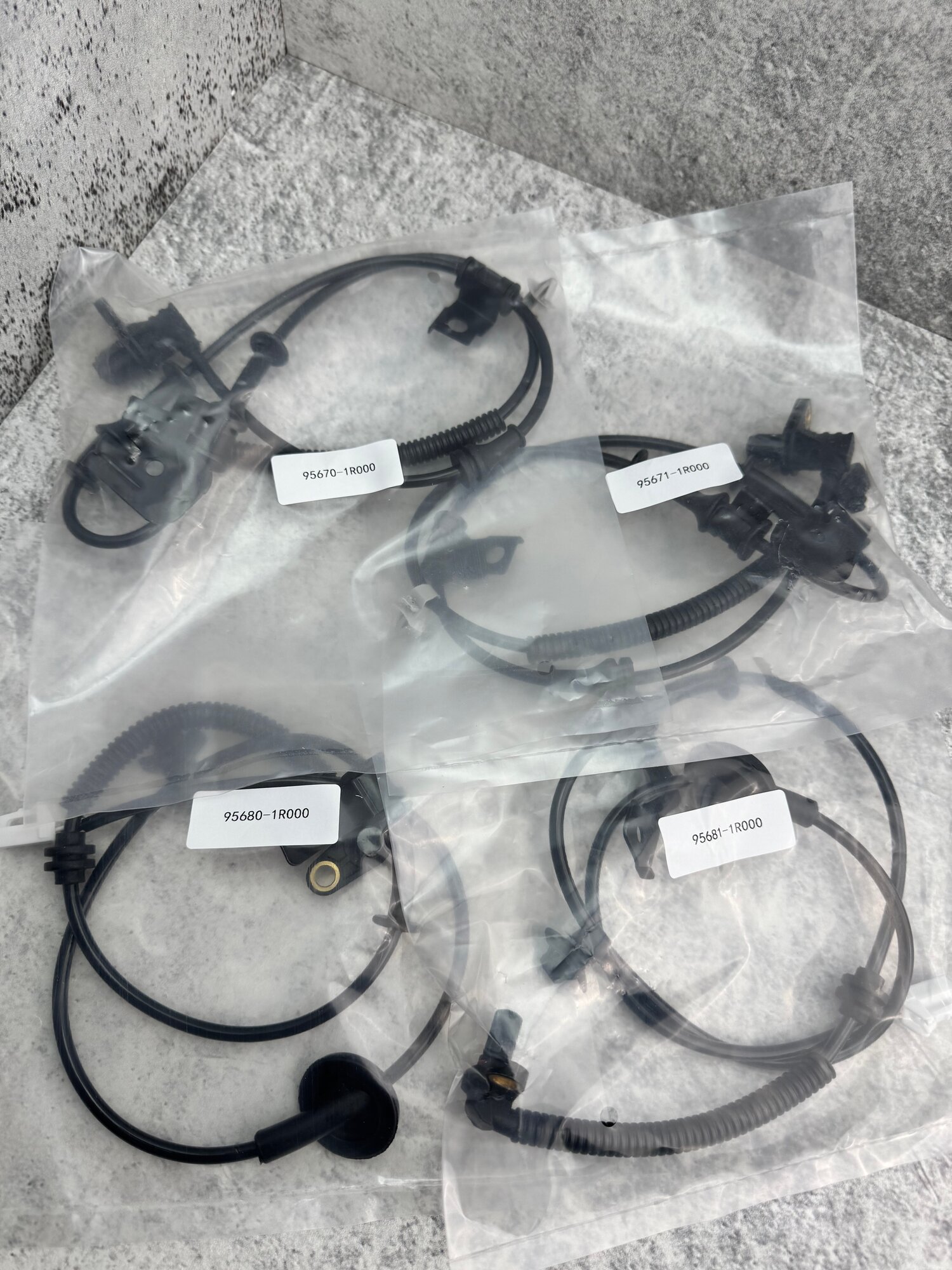 Комплект всех датчиков ABS для Kia Rio 3 2011-2017 и Hyundai Solaris 2010-2017. Передний правый - 956711r000. Задний правый - 956811r000. Передний левый - 956701R000. Задний левый - 956801r000.