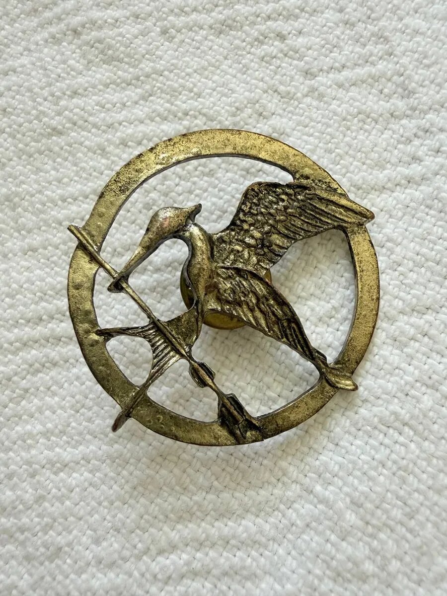 Знак нагрудный птица
