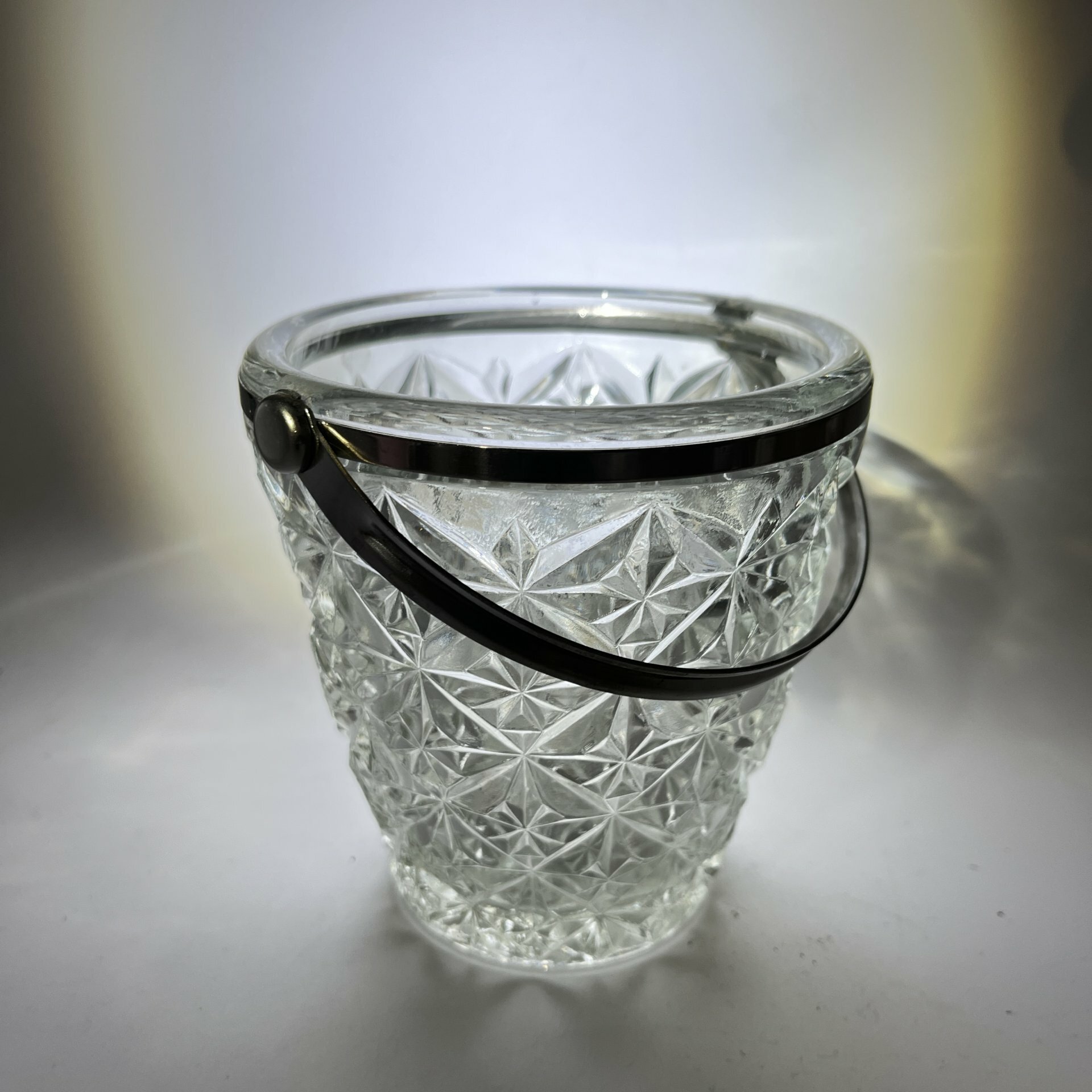 Конфетница в виде ведерка с ручкой, стекло, пресс, металл, СССР, 1970-1990 гг.