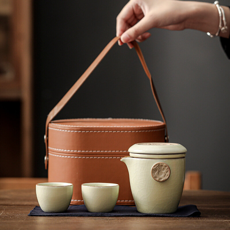 Портативный набор для чая из керамики Желтый Ру Килн с 1 чайником и 2 чашками, упаковка в желтой коже