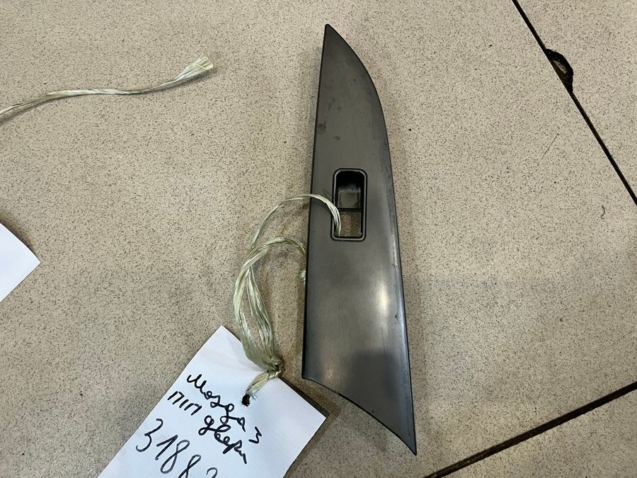 Накладка обшивки двери передней правой от Mazda 3 bk 2003-2009