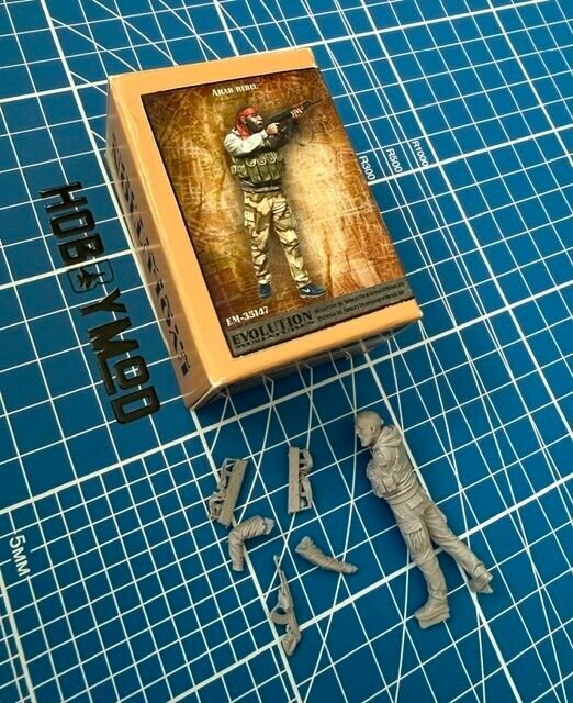 EM-35147 Фигурка для самостоятельной росписи 1:35 Arab rebel