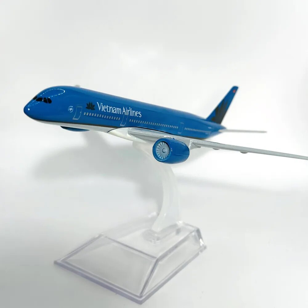 Сборная модель самолета Vietnam Airlines, металл+пластик, масштаб 1:500, длина 16 см — фото 1