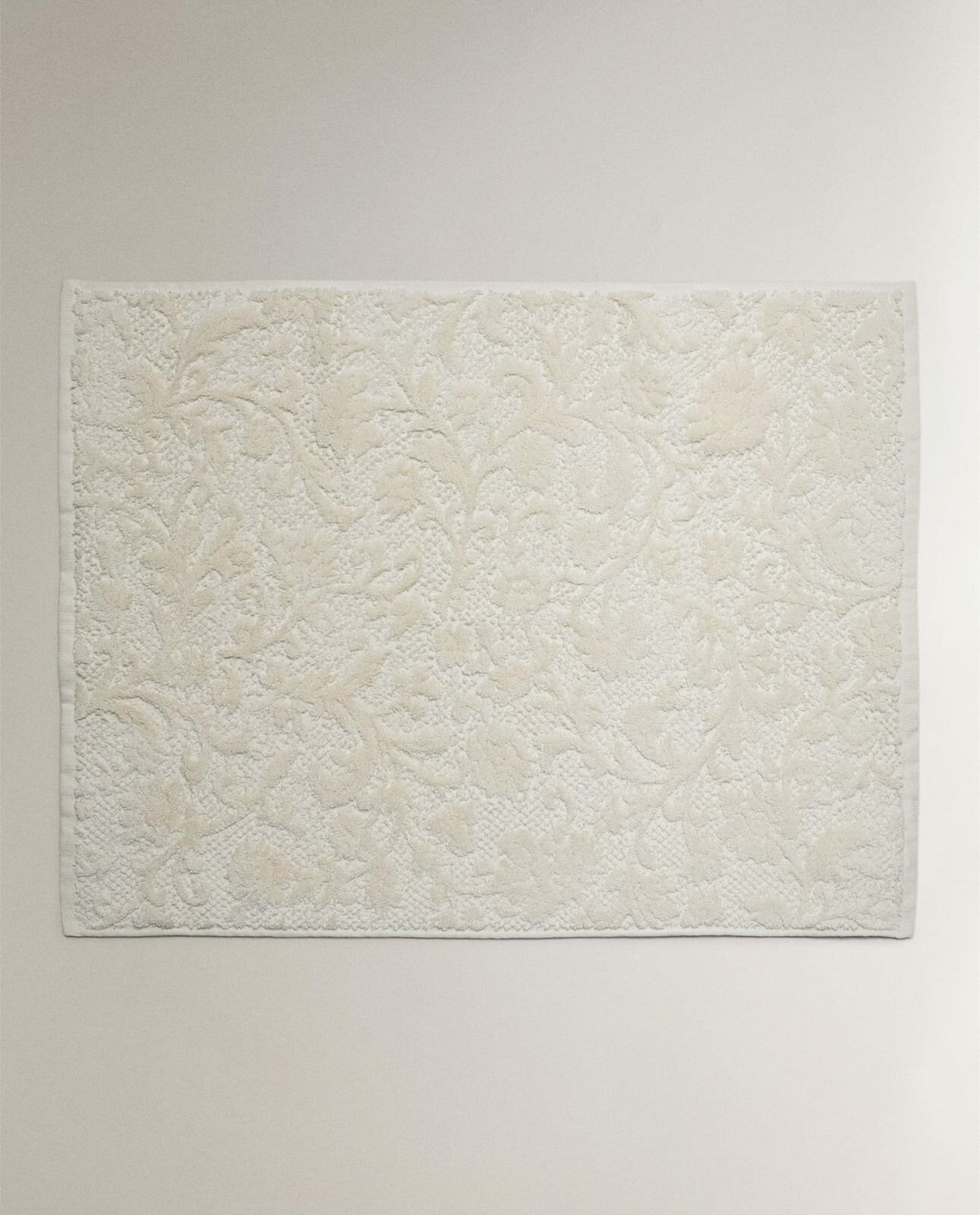 Коврик ZARA HOME жаккардовый коврик для ванной в цветы, слоновая кость, 50x70 см 2518/015/741-31