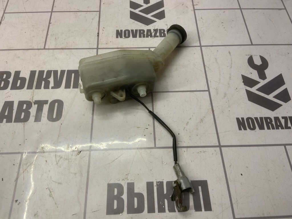 Бачок главного тормозного цилиндра Toyota Estima Lucida Previa 1996-2000