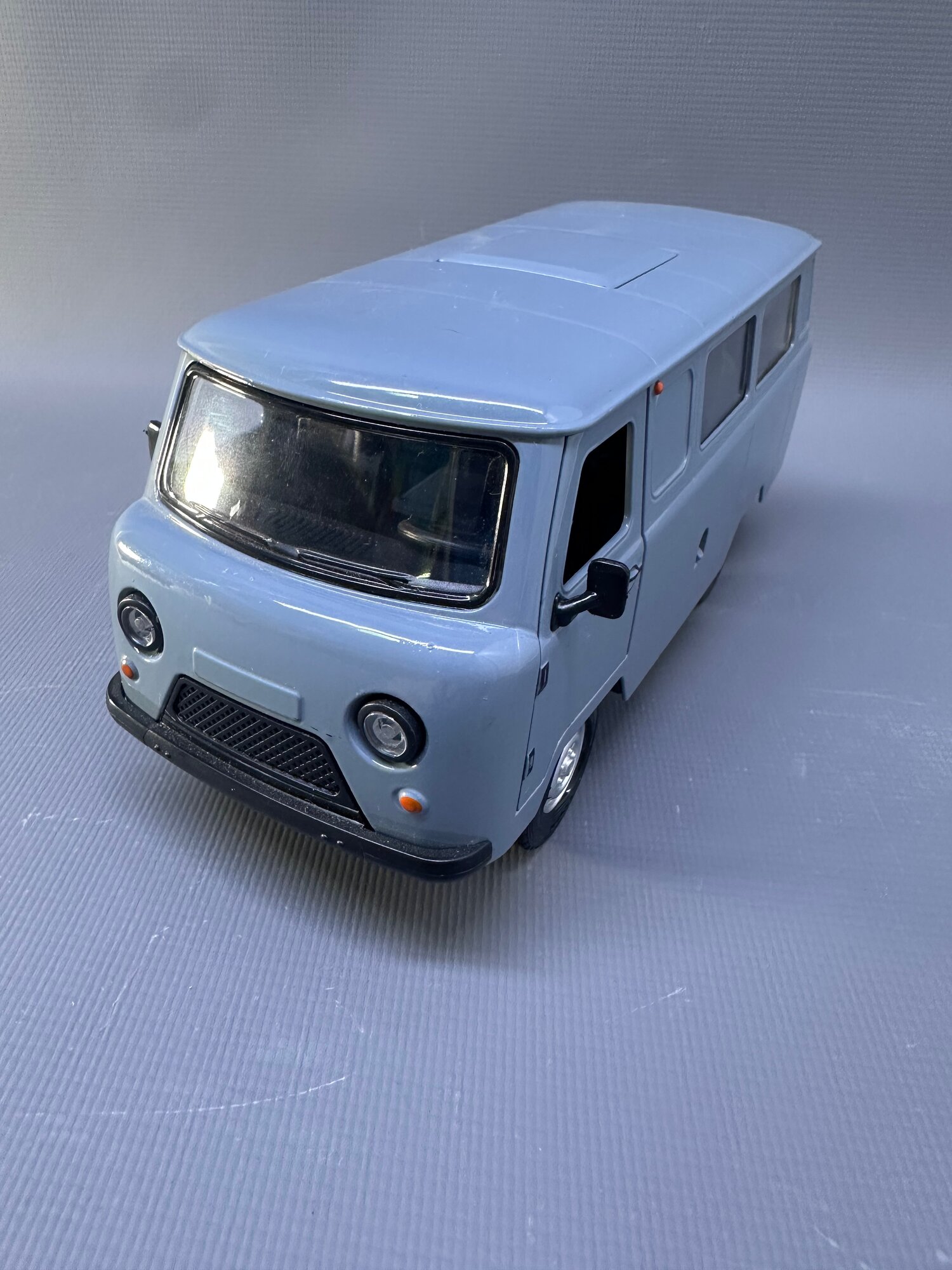 Машина УАЗ-452 "Буханка" с люком, коллекционная модель, инерционная, металл, звук, свет, масштаб 1:24, серая