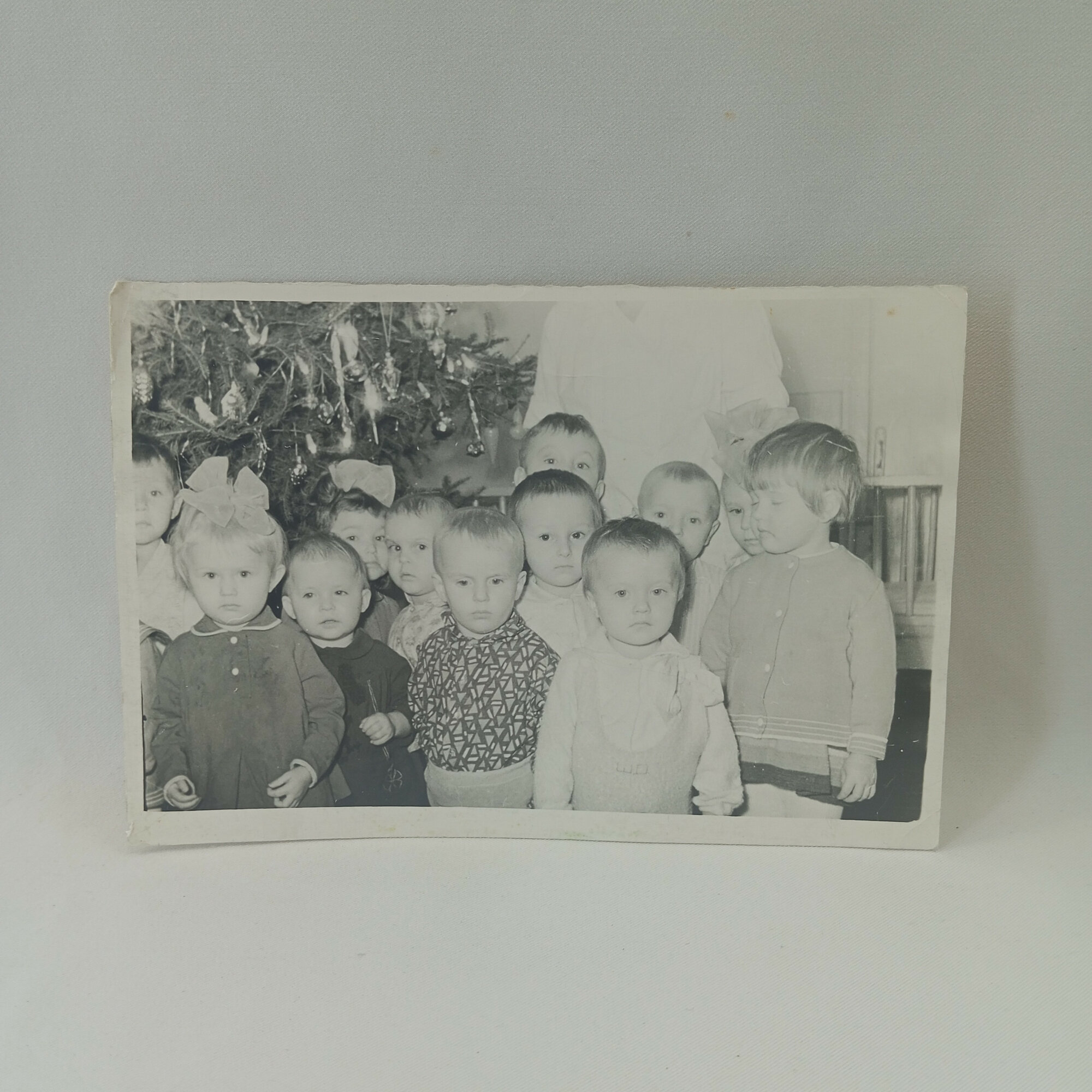 Фотография винтажная, СССР. Черно, белый снимок детей у новогодней елки, бумага