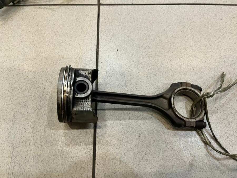 Поршень с шатуном от Honda Fit 2001-2008
