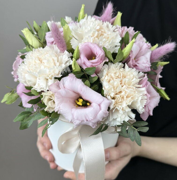Букет в шляпной коробке FloFlowers «Ля Флер» S: белые диантусы и розовая эустома, 20 см, подарок на день рождения