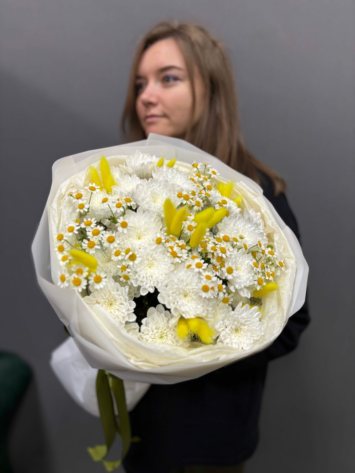 Букет из 5 кустовых хризантем и ромашек с лагурусом в белой упаковке с тишью