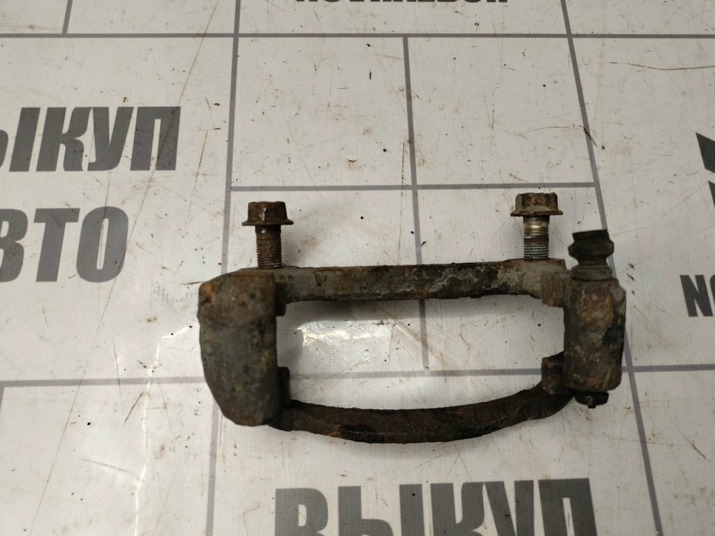 Скоба суппорта переднего Mitsubishi Lancer CB 92-00