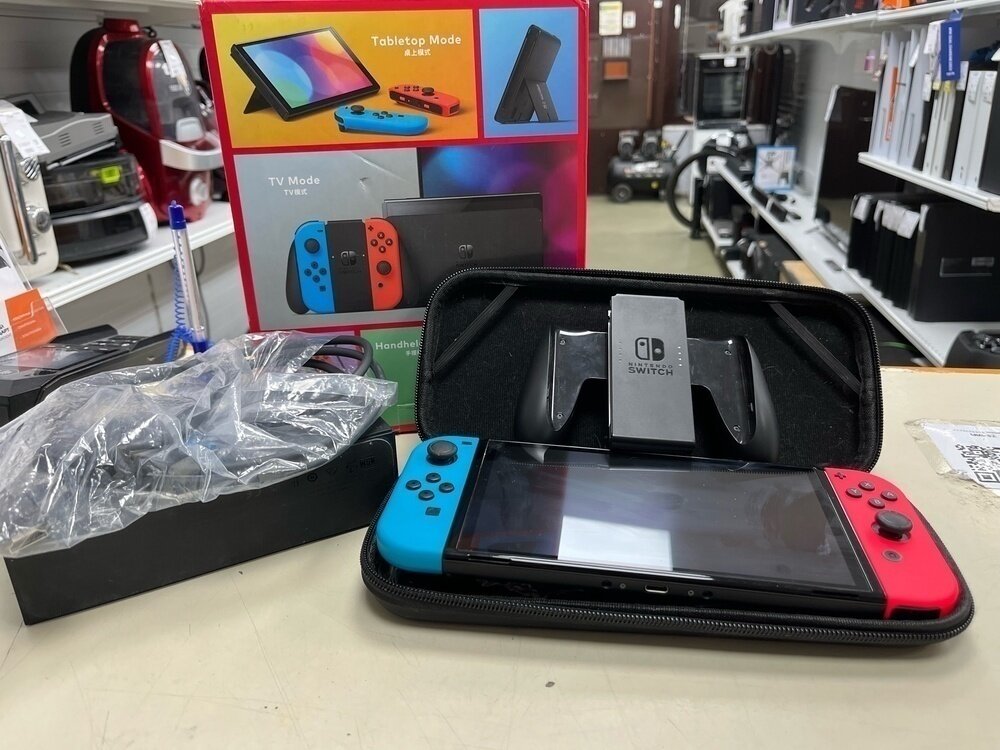 Игровая приставка Nintendo Switch OLED 64 ГБ, красно-синяя, 9 часов работы, Б/У уценка
