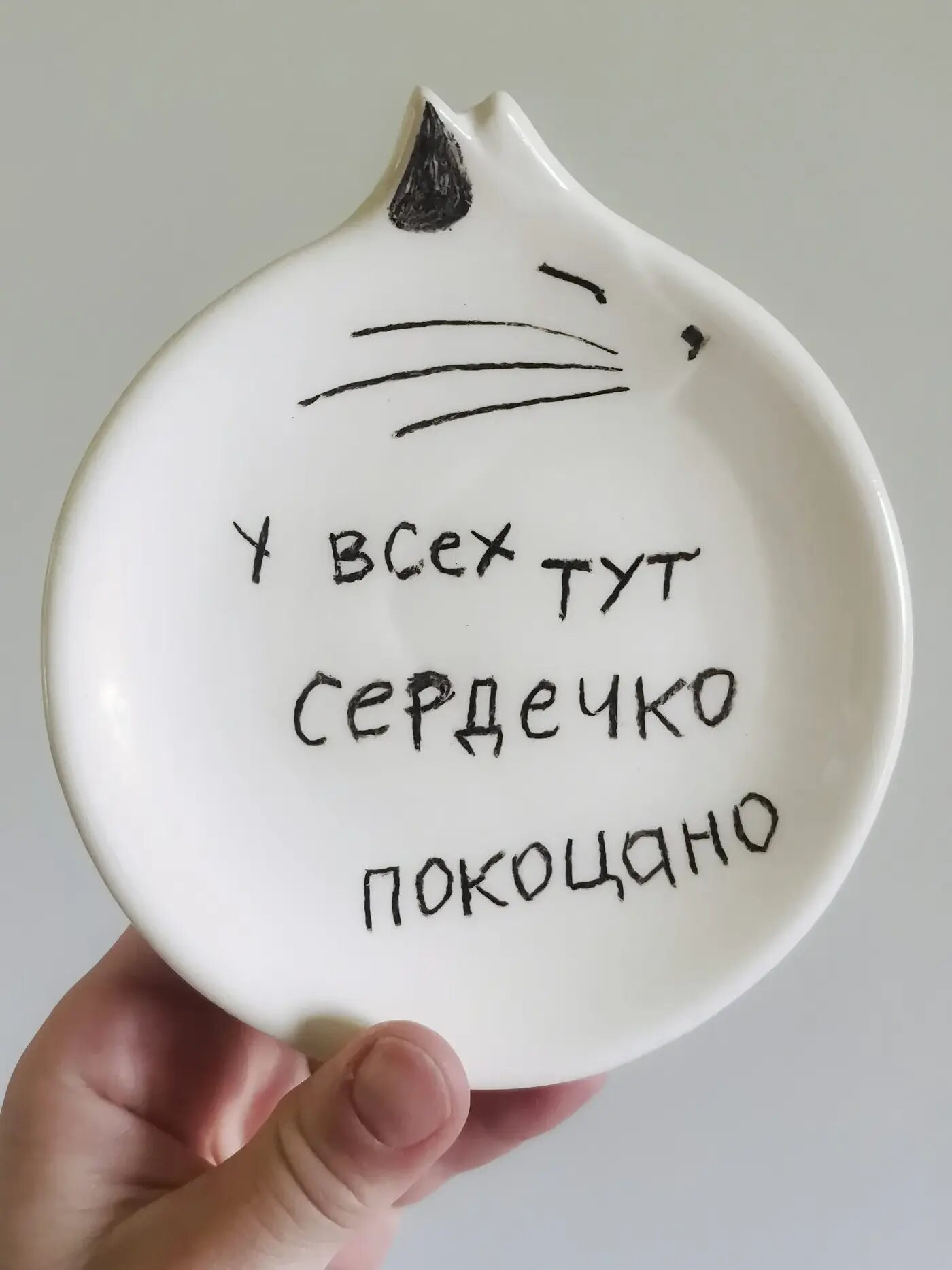 Блюдце ручной работы Taniko Ga «Сердечно покоцано», белая, керамика, 12 см
